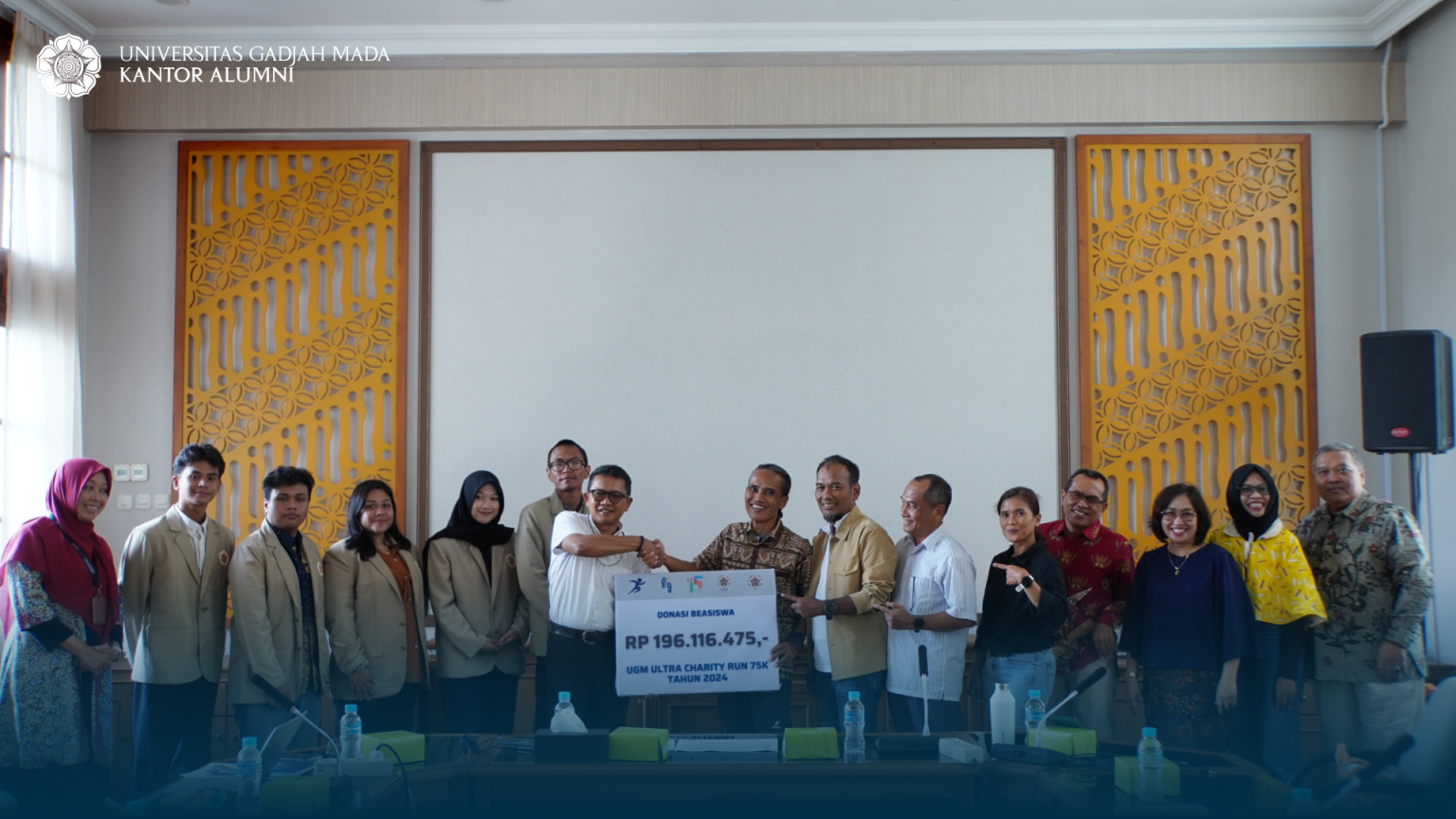 KAGAMA Lari Untuk Berbagi Serahkan Beasiswa Senilai 196 Juta Rupiah dari UGM Ultra 75K Charity ...